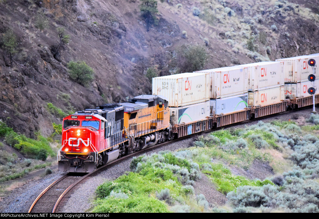 CN 5664 GECX 9497